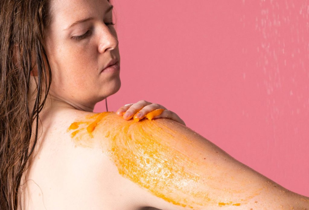 Shower Scrub: Ritual Sederhana yang Diam-Diam Mengubah Cara Merawat Kulit
